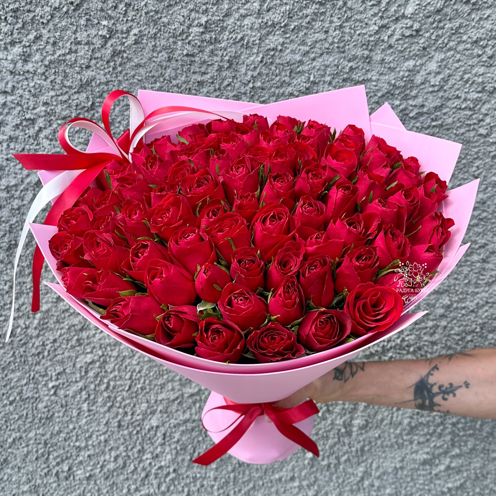 Букет цветов из 101 красной розы 40см с лентами / Арт. 159912 / Радуга Букет