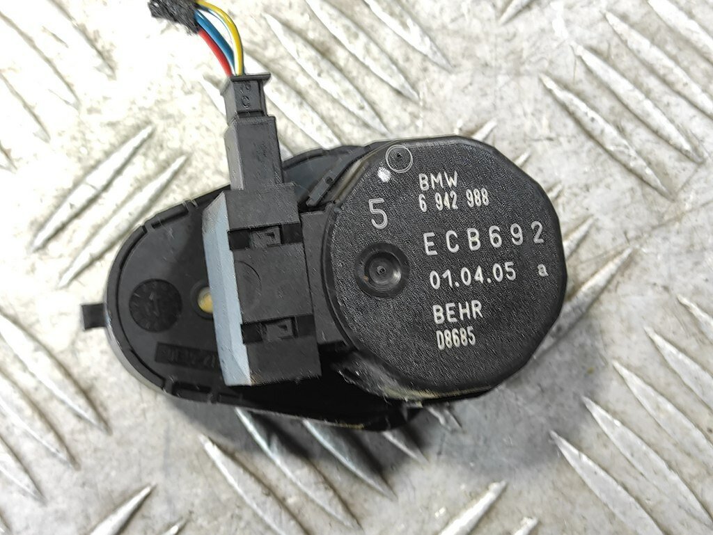 Моторчик заслонки отопителя BMW 5 2003-2009 64116942988