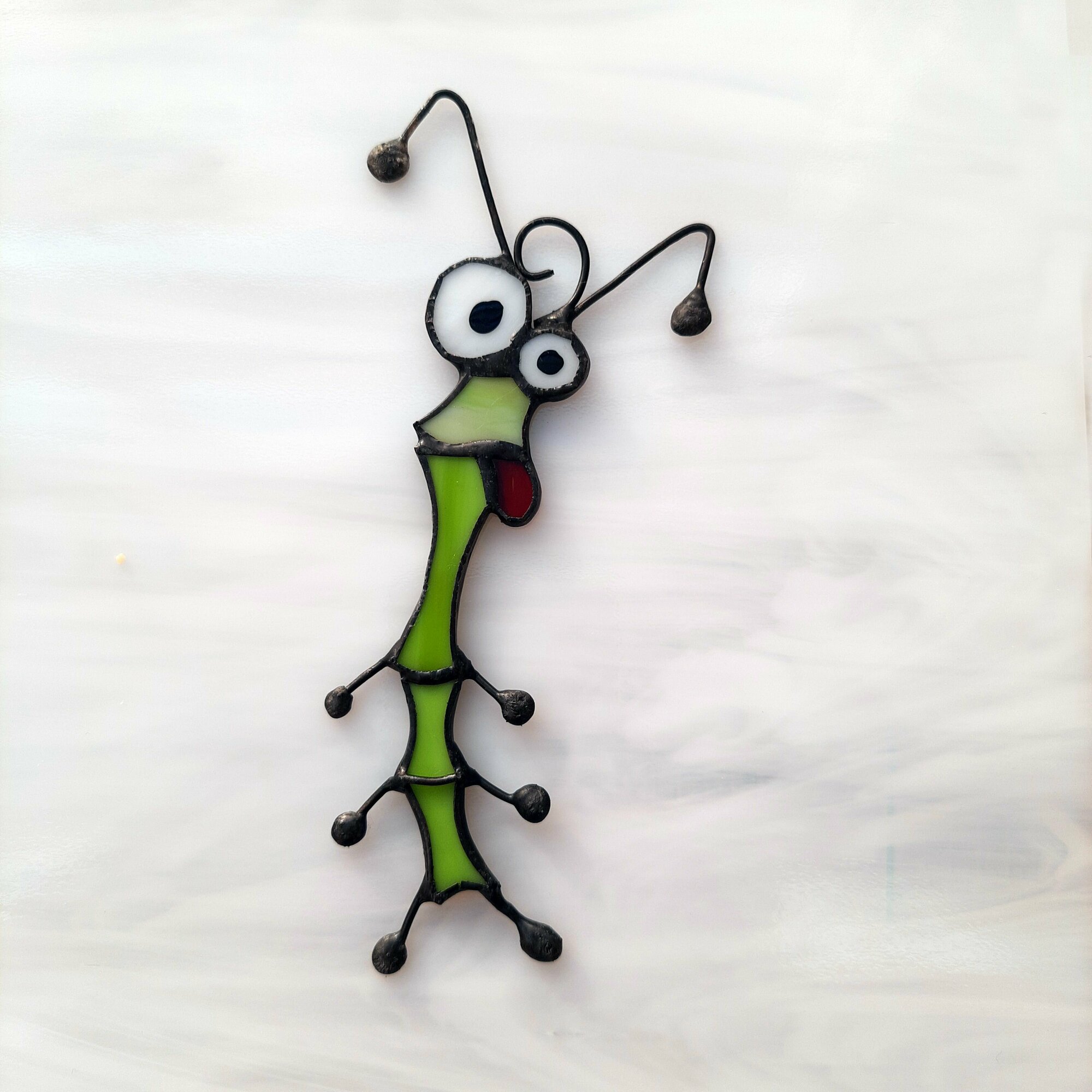 Гусеница из витражного стекла. Подвеска на окно, в интерьер. Ловец солнца