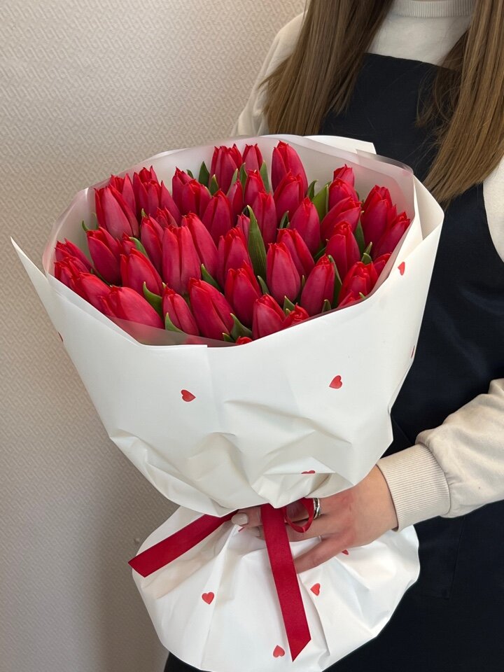 Монобукет из красных тюльпанов 51 цветок, высота 40см, в фирменной упаковке