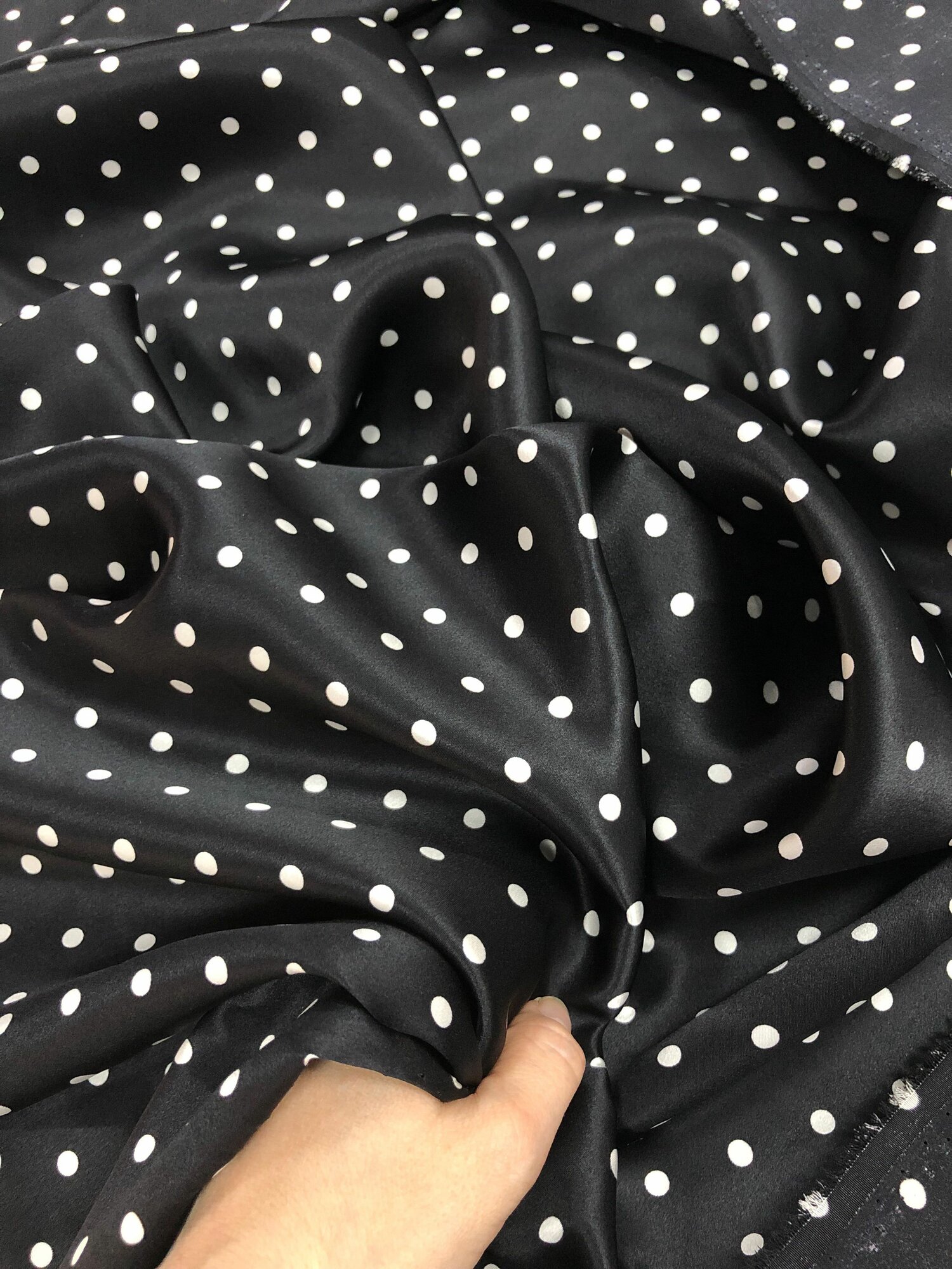 Ткань Шёлк-сатин, чёрный в белый горошек, Италия