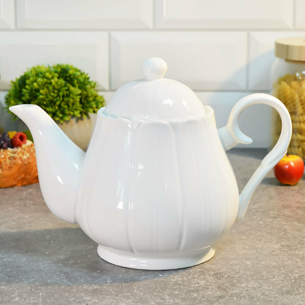 Чайник заварочный фарфоровый 1,2л с герметичной крышкой, белый, ручка из жаропрочного материала