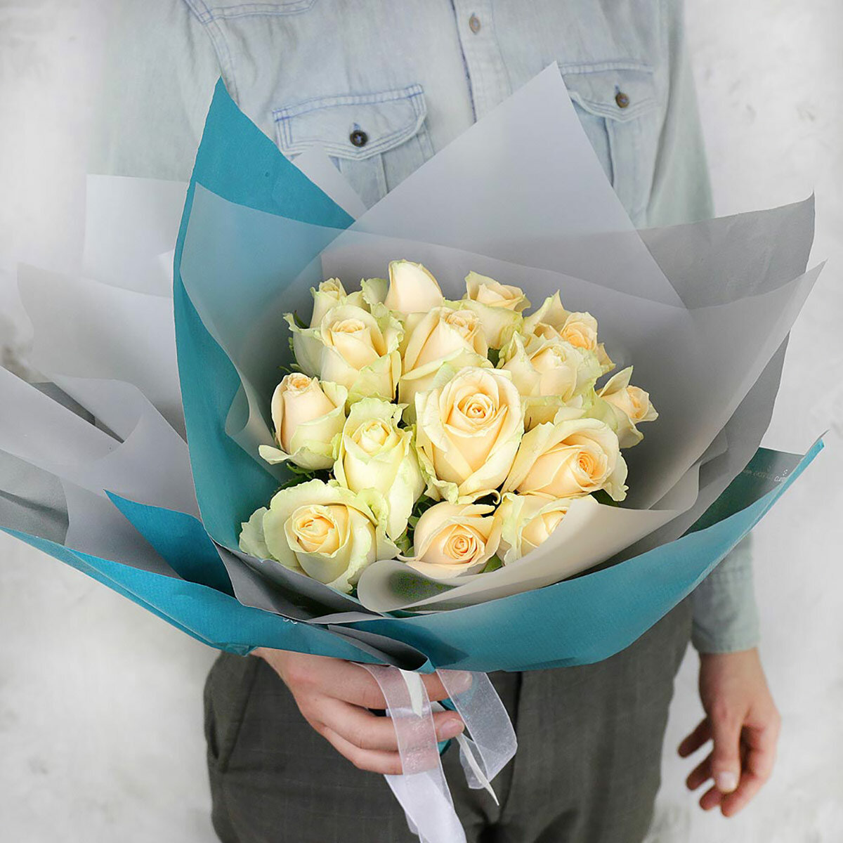 Букет Маркет "Ассорти", из кремовых роз, в оригинальной упаковке