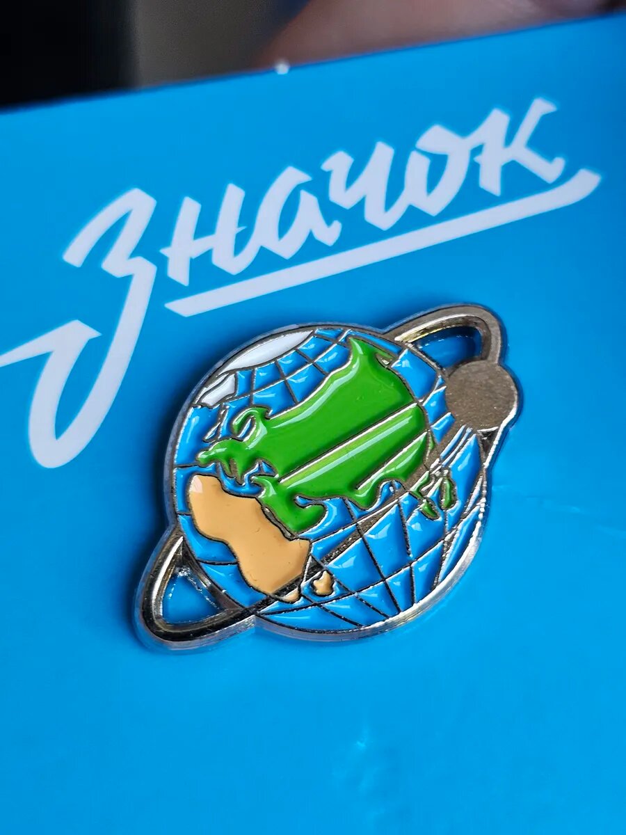 Значок планета Земля пин в подарочной упаковке