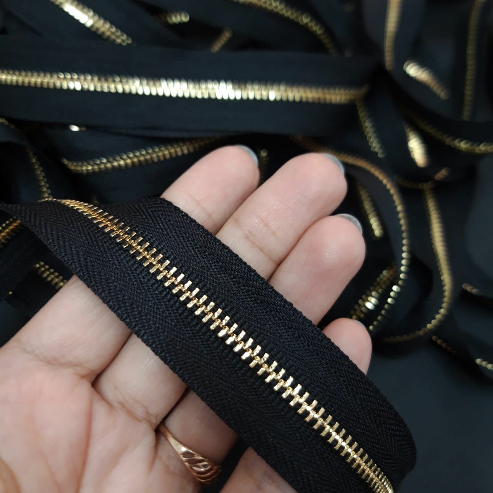 Молния YKK №3, латунь/черный, 1 метр.