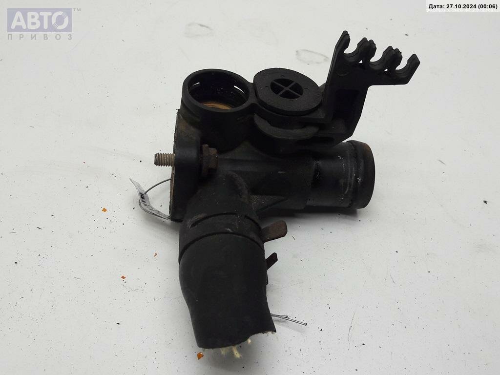 Фланец (тройник) системы охлаждения Volkswagen Golf-3