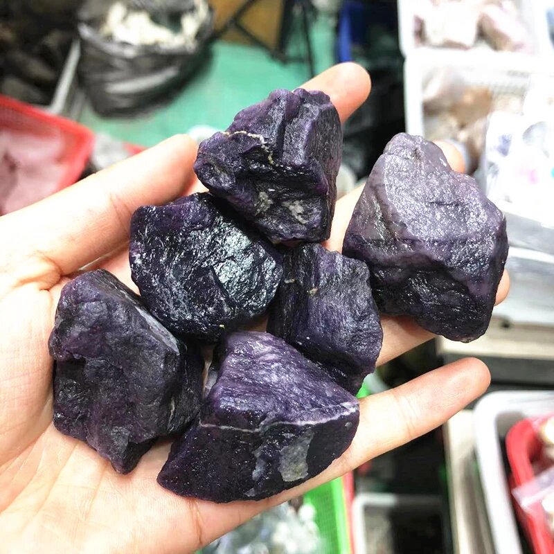 Фиолетовые кристаллы сугилита Sisterstone