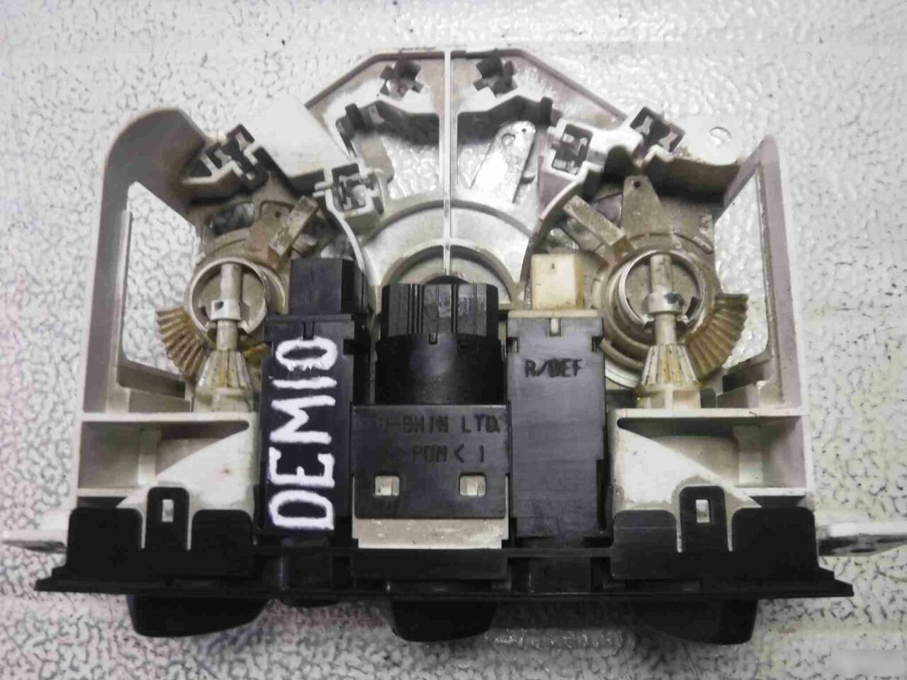 Блок управления отопителем Mazda Demio DW (1996—2003) D26761190C