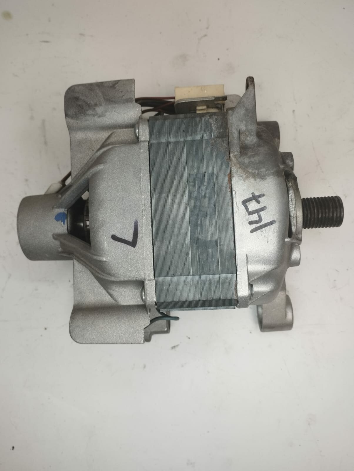 147 Двигатель к стиральным машинам Whirlpool 461975031741 б/у