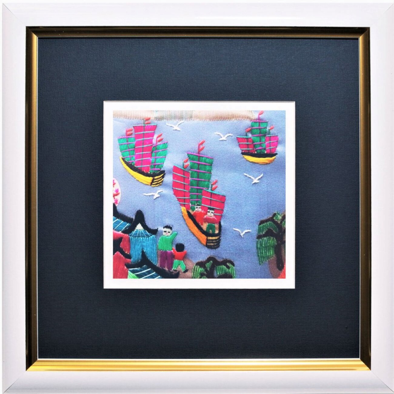 Картина вышивка шелком ручная с 3Dэффектом Живой Шелк На лодках,/см 28х28х2/паспарту+багет