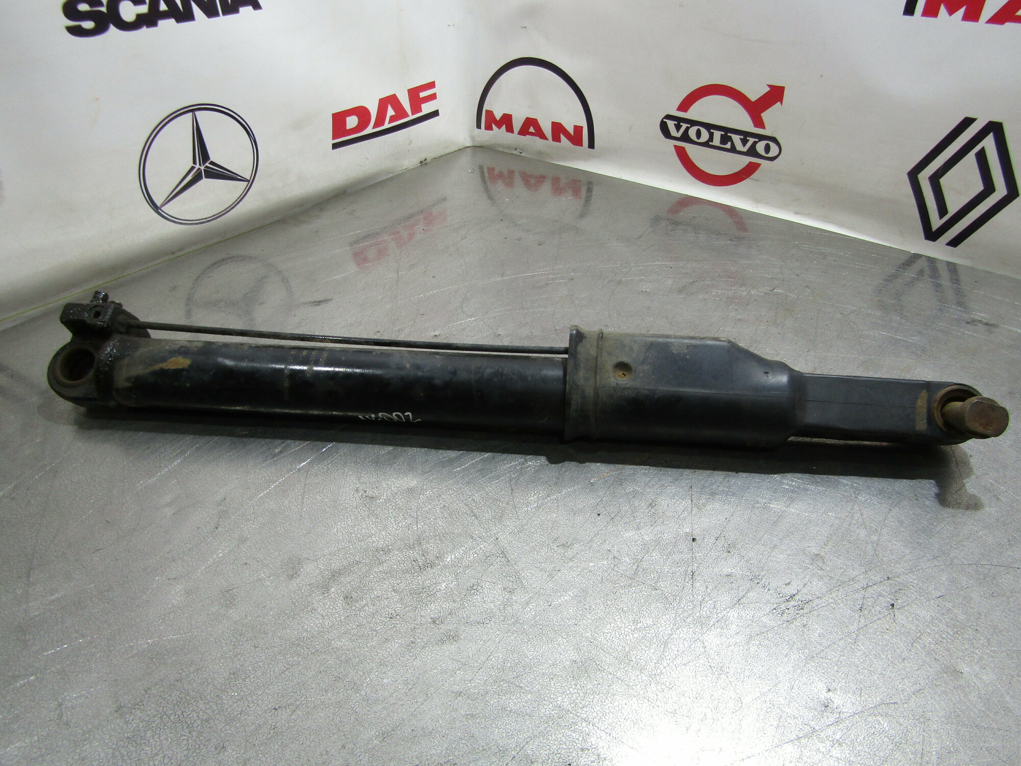 Цилиндр подъема кабины Iveco Stralis