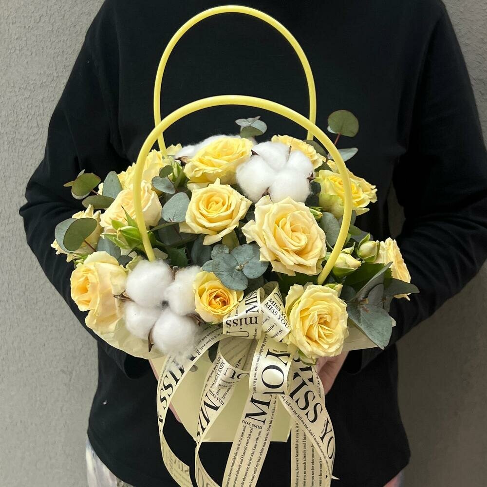 Кустовая роза с хлопком и эвкалиптом в сумочке