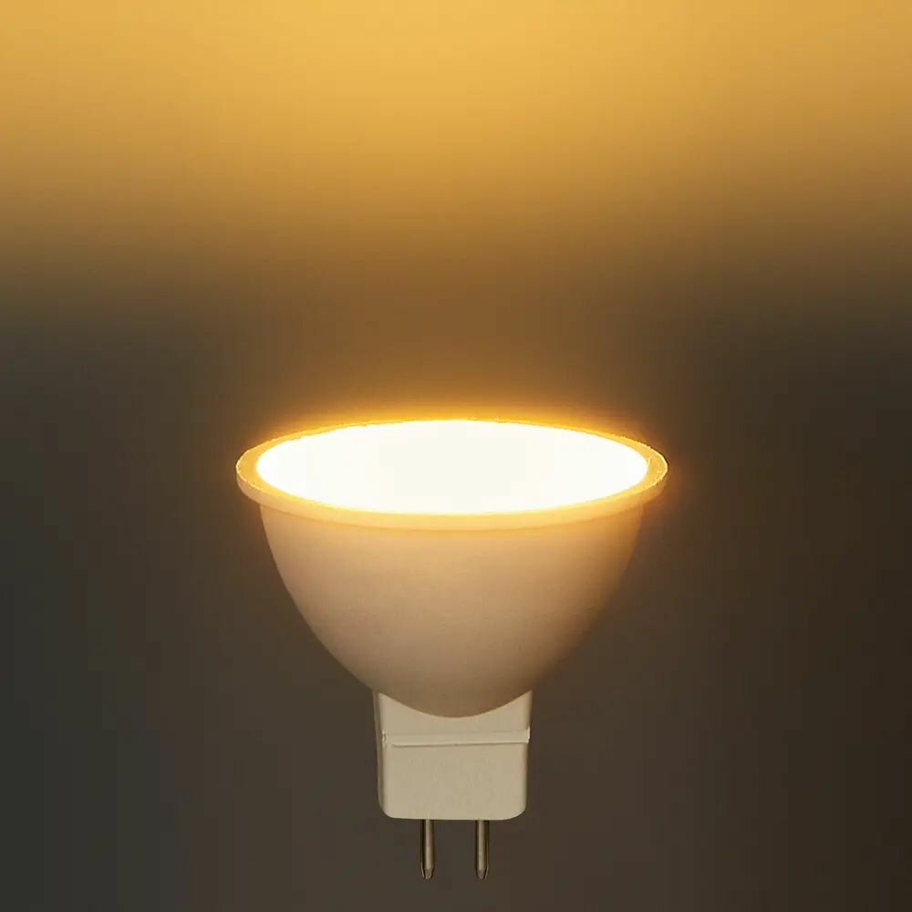 Лампочка светодиодная софит GU5.3 700 лм теплый белый свет 7.5 Вт