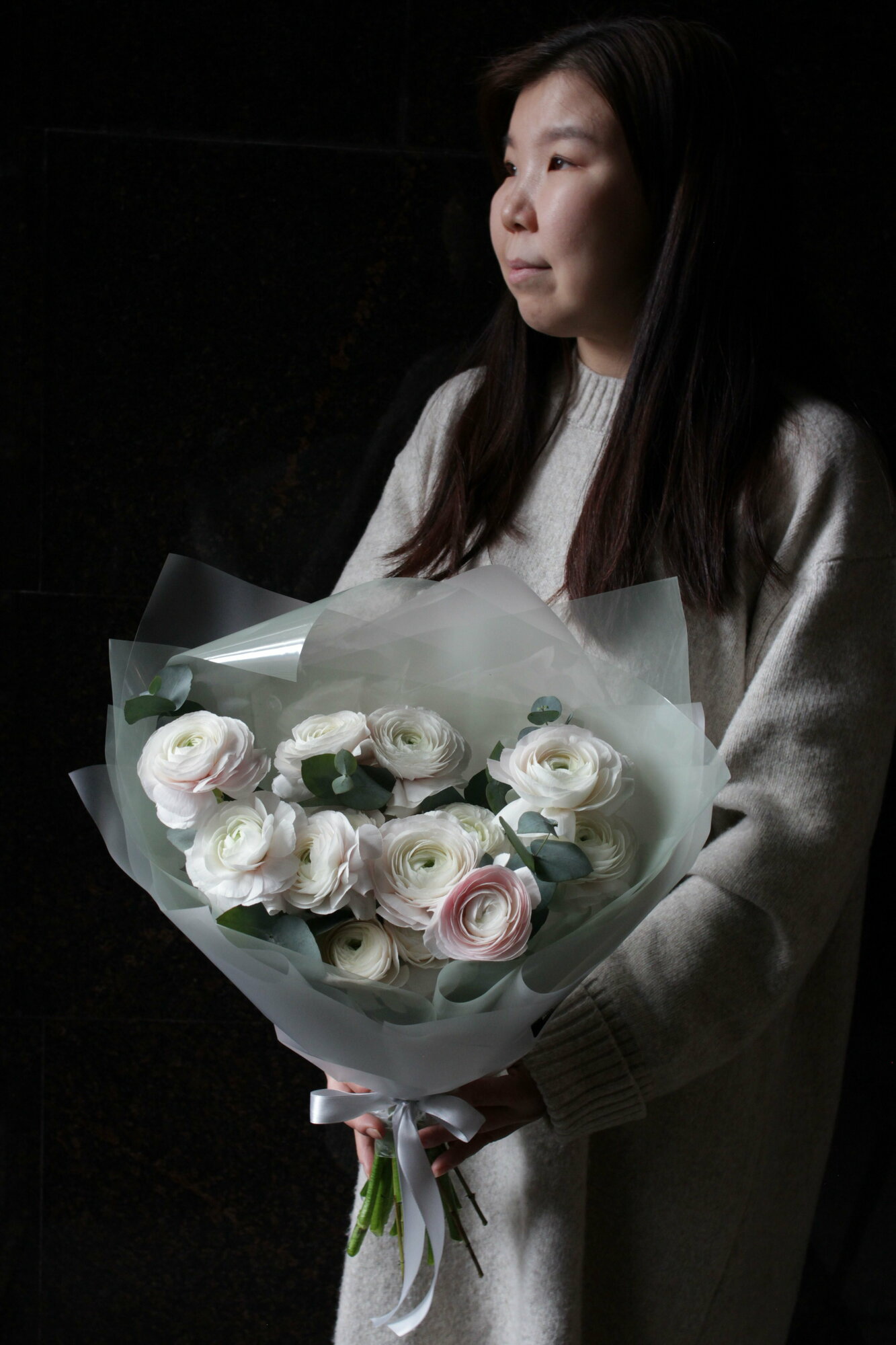 Букет из 13 ранункулюсов с эвкалиптом от студии цветов klumba.moscow