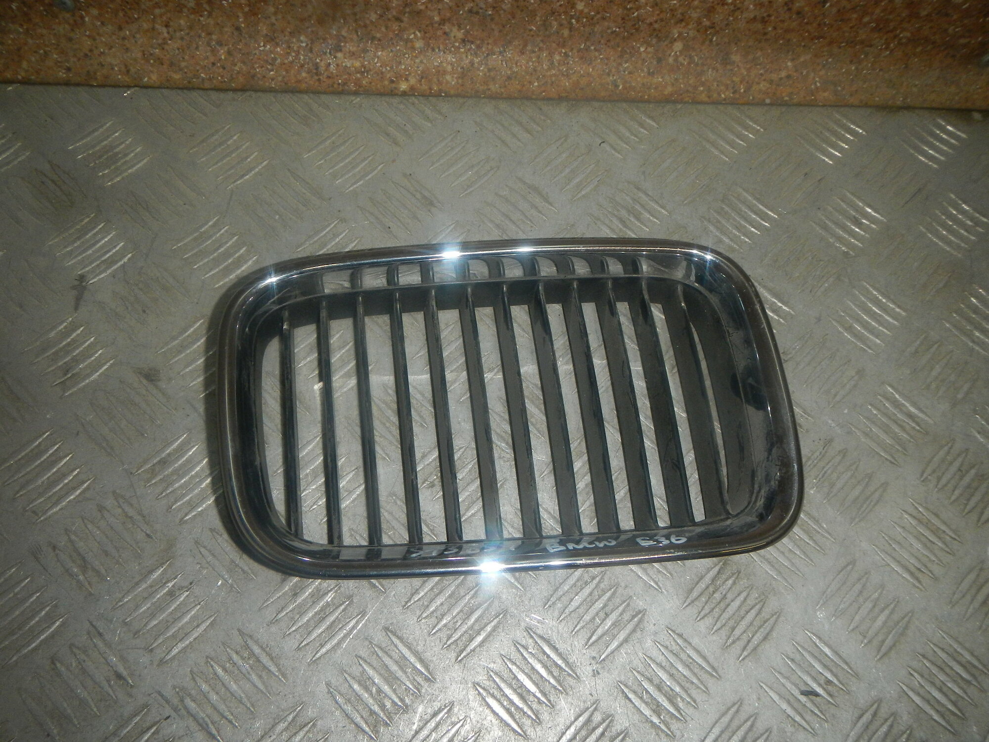 Б/У Решетка радиатора, BMW (БМВ)-3 (E36) (91-98) BMW 3 (E36) (91-98) правая Сломано 3 крепления. 573854 BMW арт. 51138122238