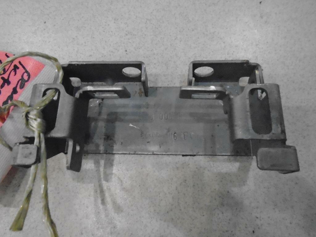 Кронштейн троса ручного тормоза от Renault Fluence 2010-2017