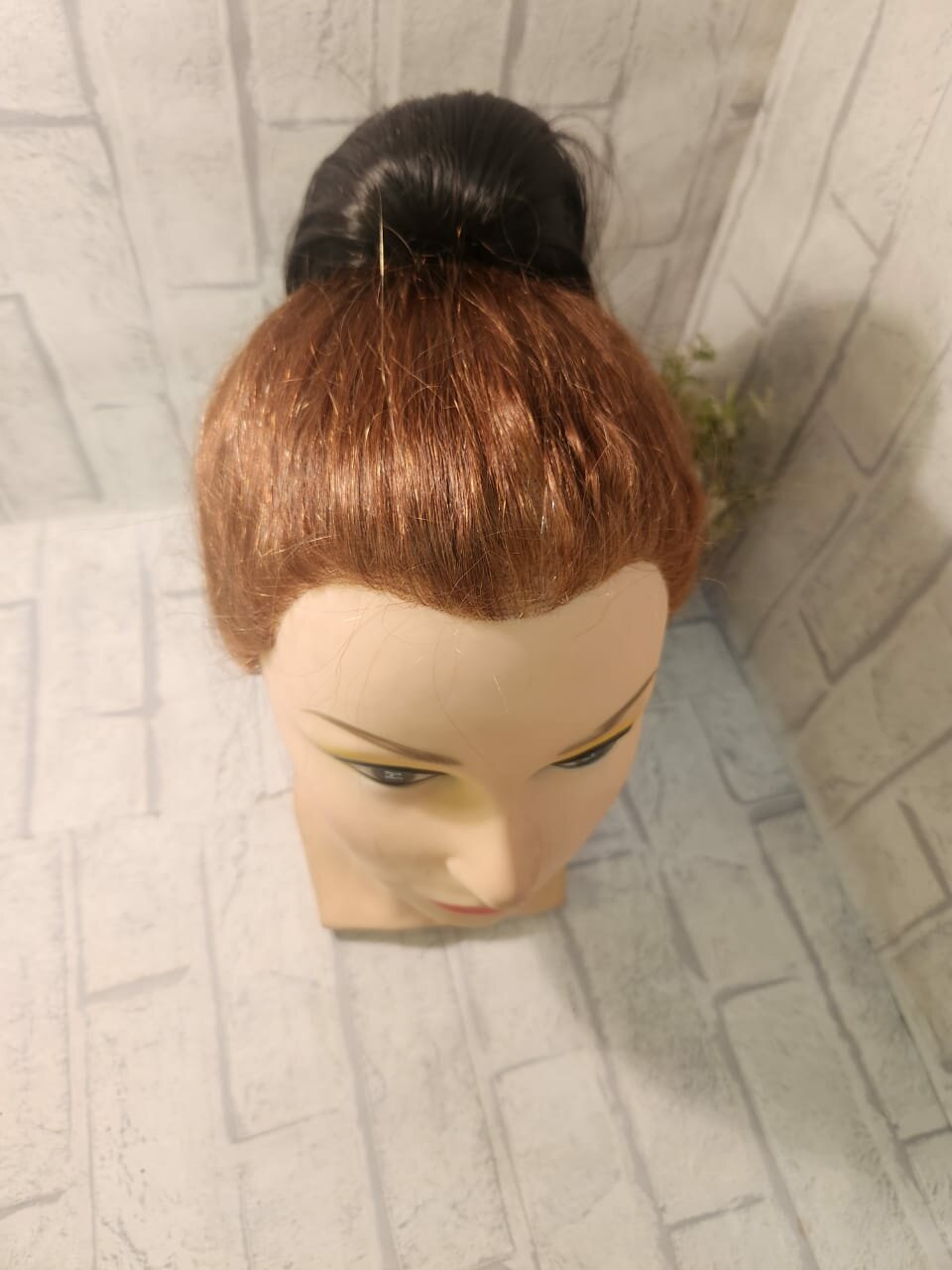 Хвост-Шиньон на крабе, сделан из искусственных премиальных материалов, имеет цвет Темно-коричневый