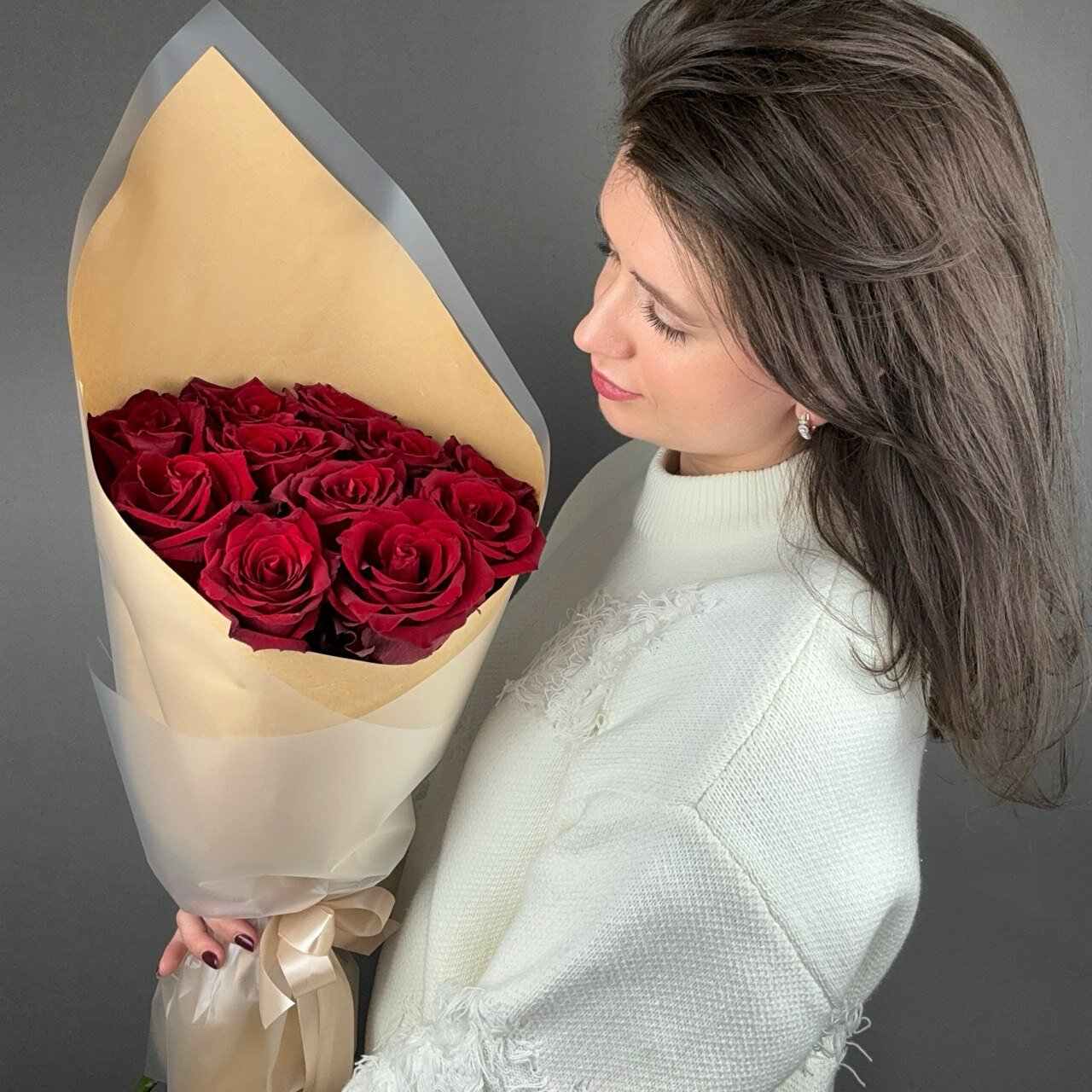 Монобукет из 11 красных роз эквадор эксплорер в упаковке крафт