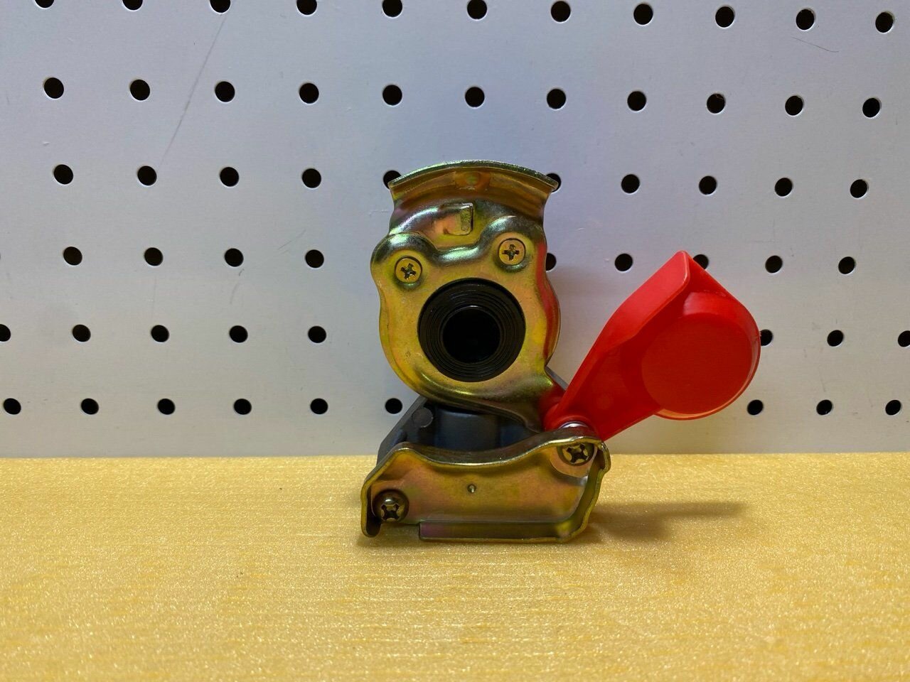 Головка соединительная с клапаном M22*1.5 МАН ТГА красная (MAN TGA DAF BPW VOLVO IVECO KOGEL KRONE Kamaz SCHMITZ )