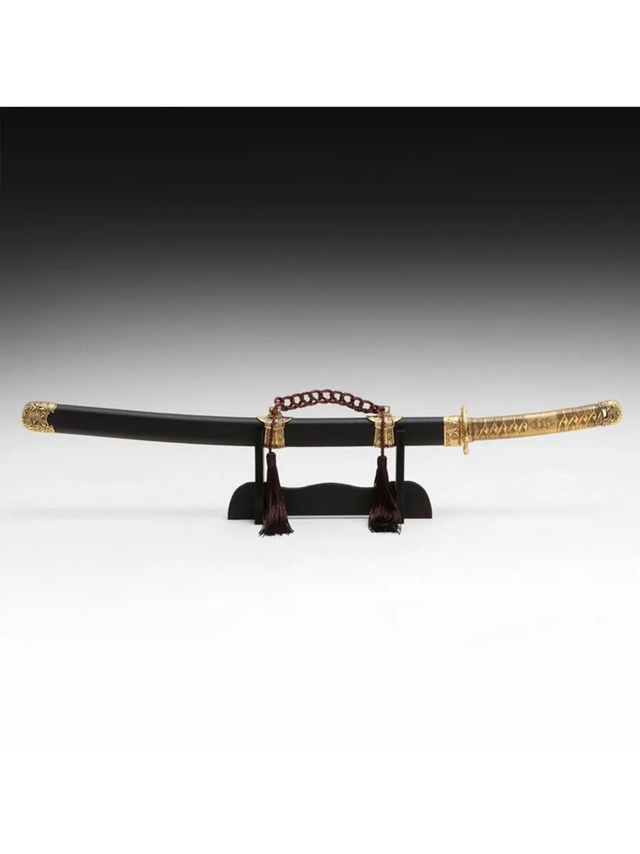 Элегантный японский меч на подставке