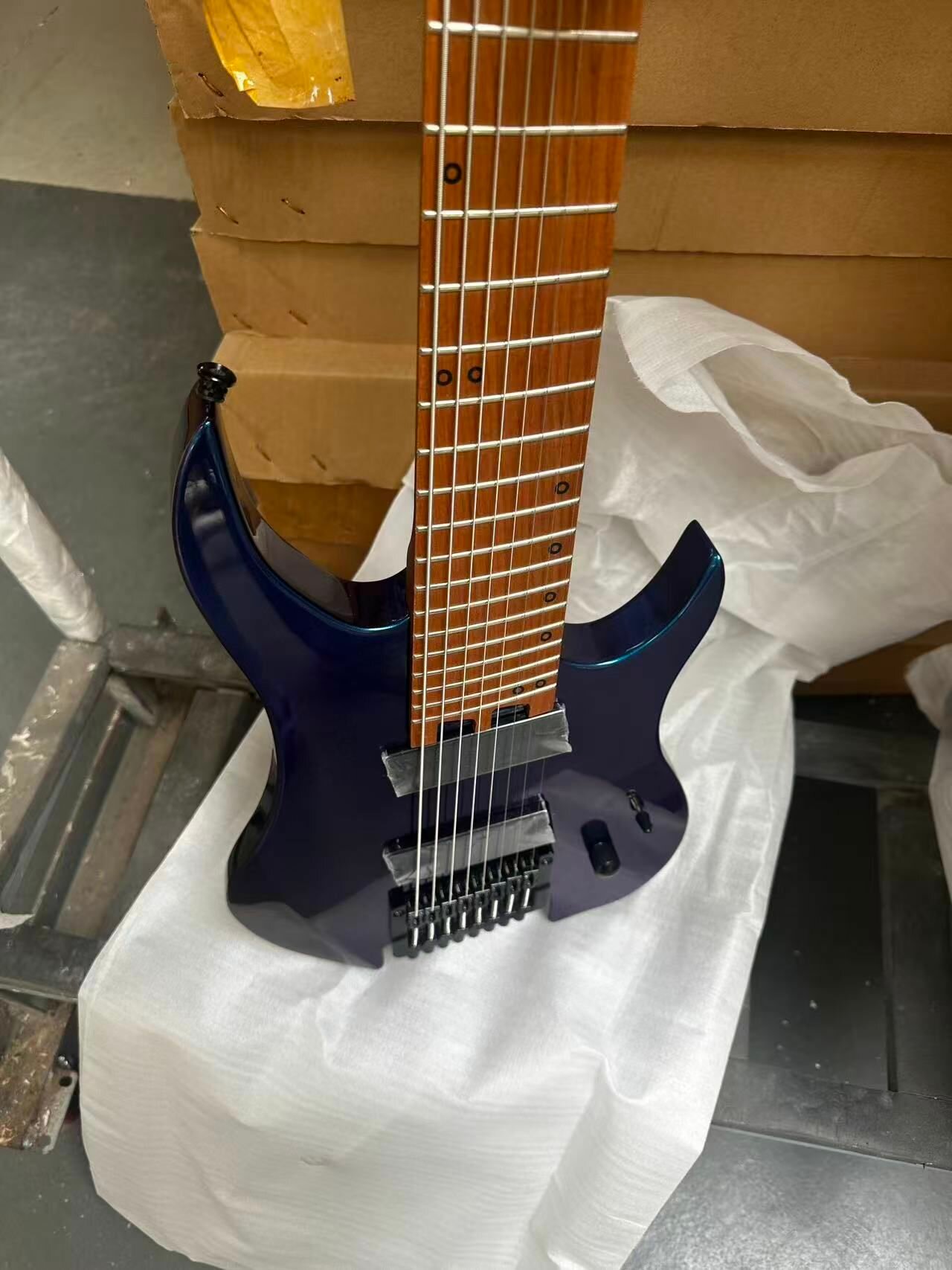 8 - струнная электрогитара без головы, темно - синий корпус