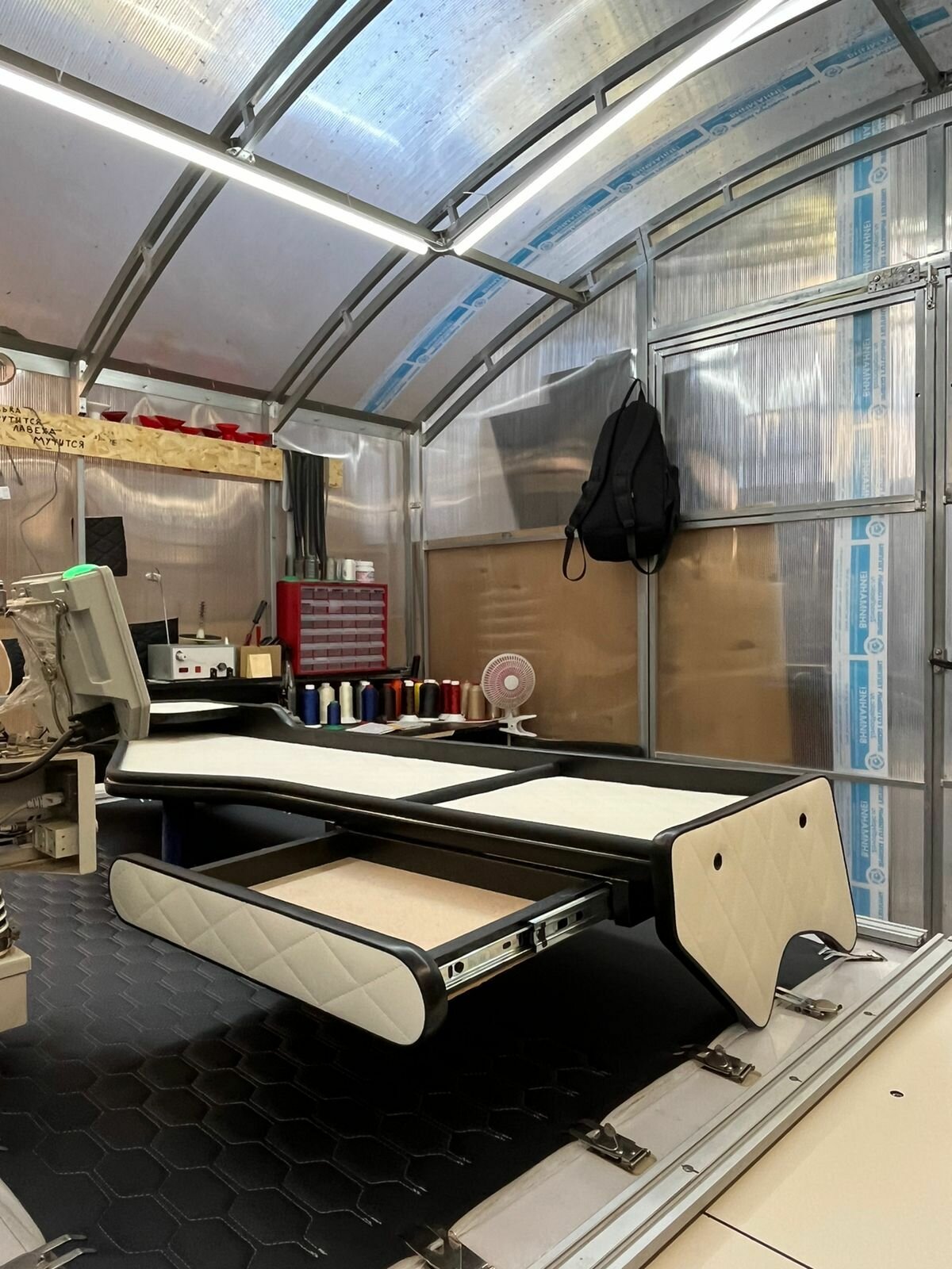 Стол-полка с подстаканником на торпеду для грузового автомобиля Iveco Stralis XXL Белая экокожа Белый ромб