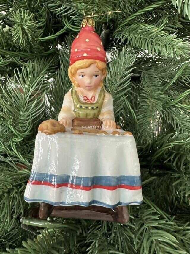 Игрушка на елку Девочка, готовящая печенье