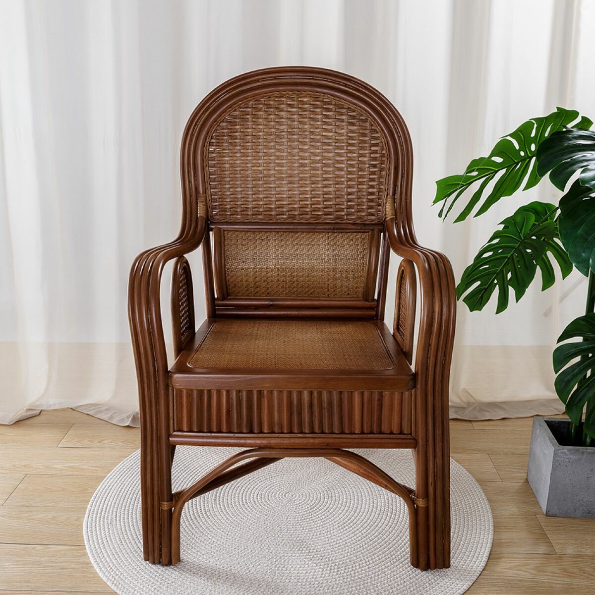 Стул из ротанга с плетеной спинкой ручной работы