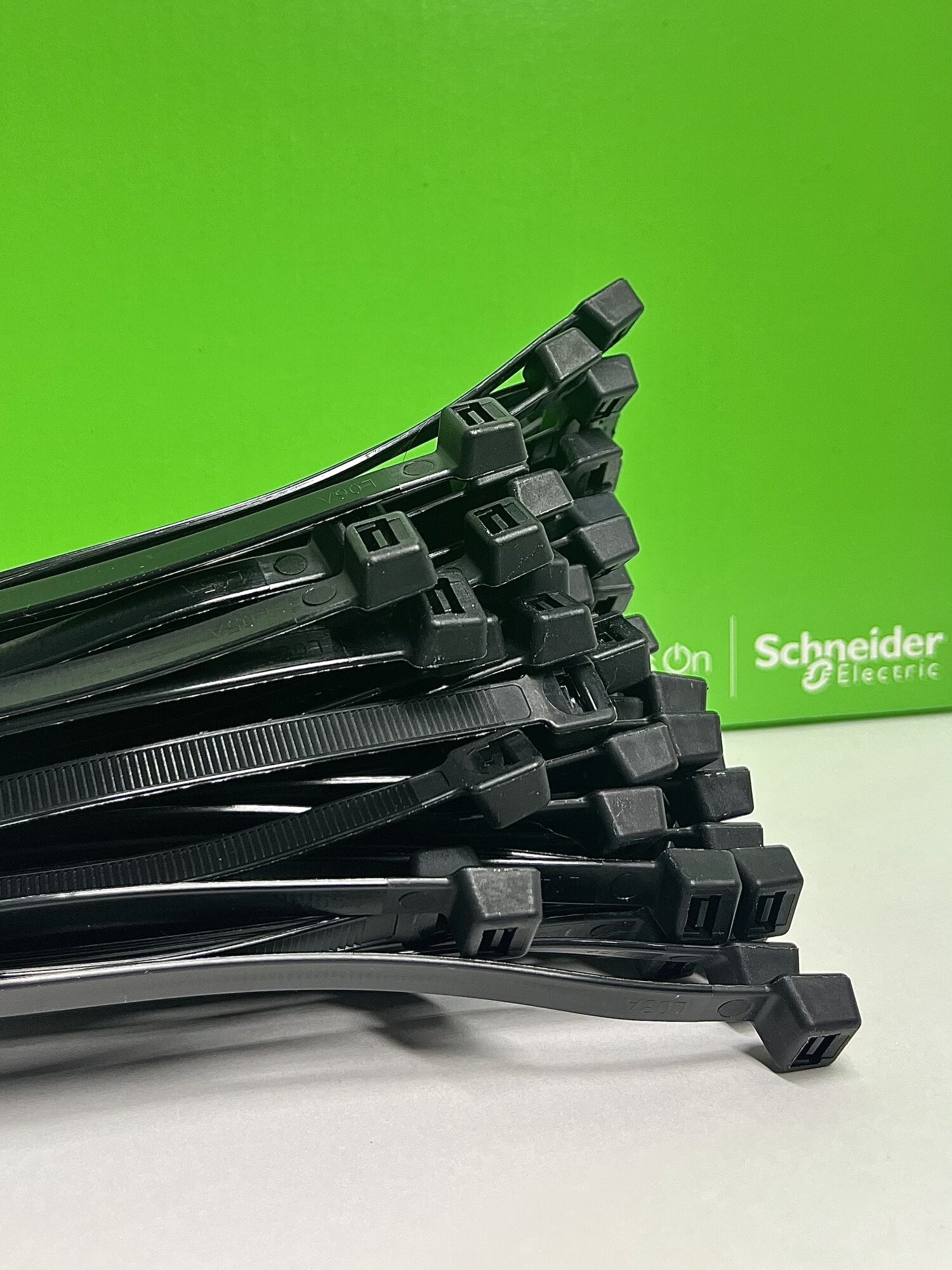 550x8.8мм Кабельная стяжка Schneider Electric Thorsman цвет - черный IMT46275