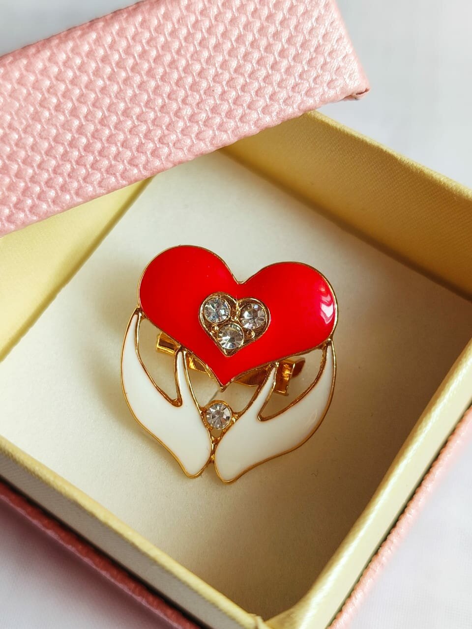 Брошь, стразы, эмаль