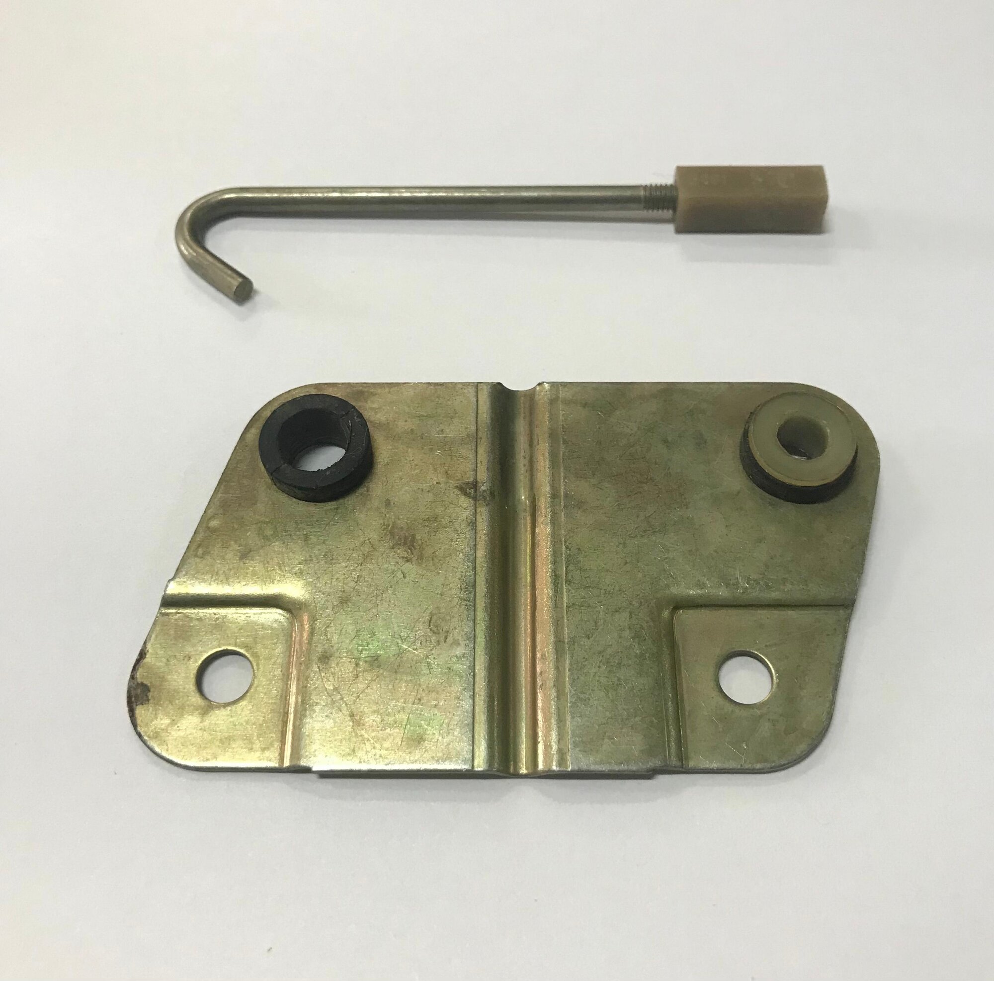 Кронштейн и тяга блокиратора багажника на а/м ВАЗ 2110