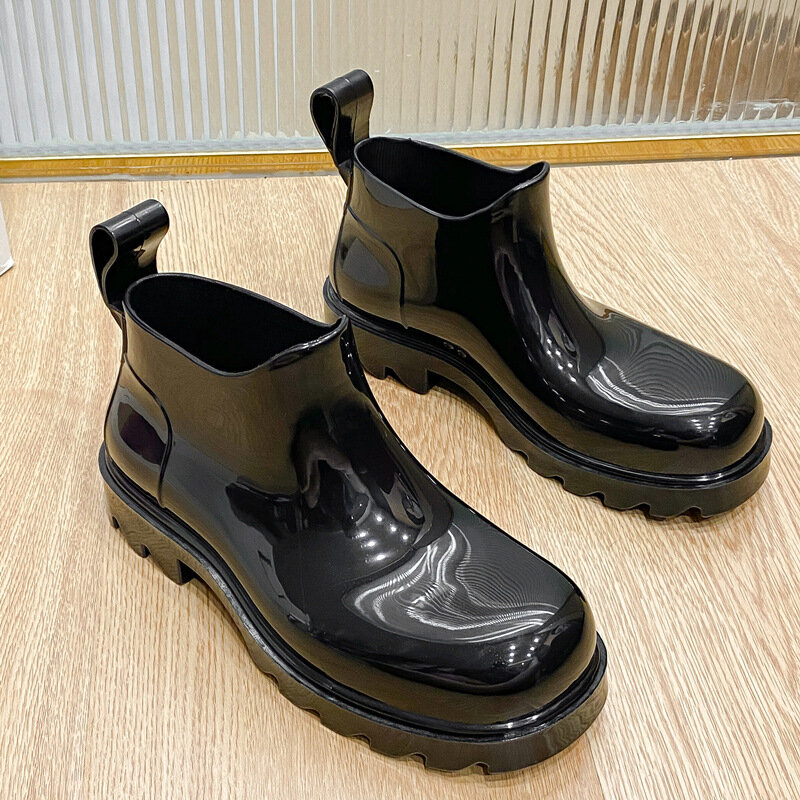 Летние полусапожки 2025 г, женская обувь на толстой подошве ярких цветов для ношения на открытом воздухе, всесезонные бахилы, водонепроницаемые и нескользящие, короткие блестящие резиновые сапоги, износостойкие женские бахилы