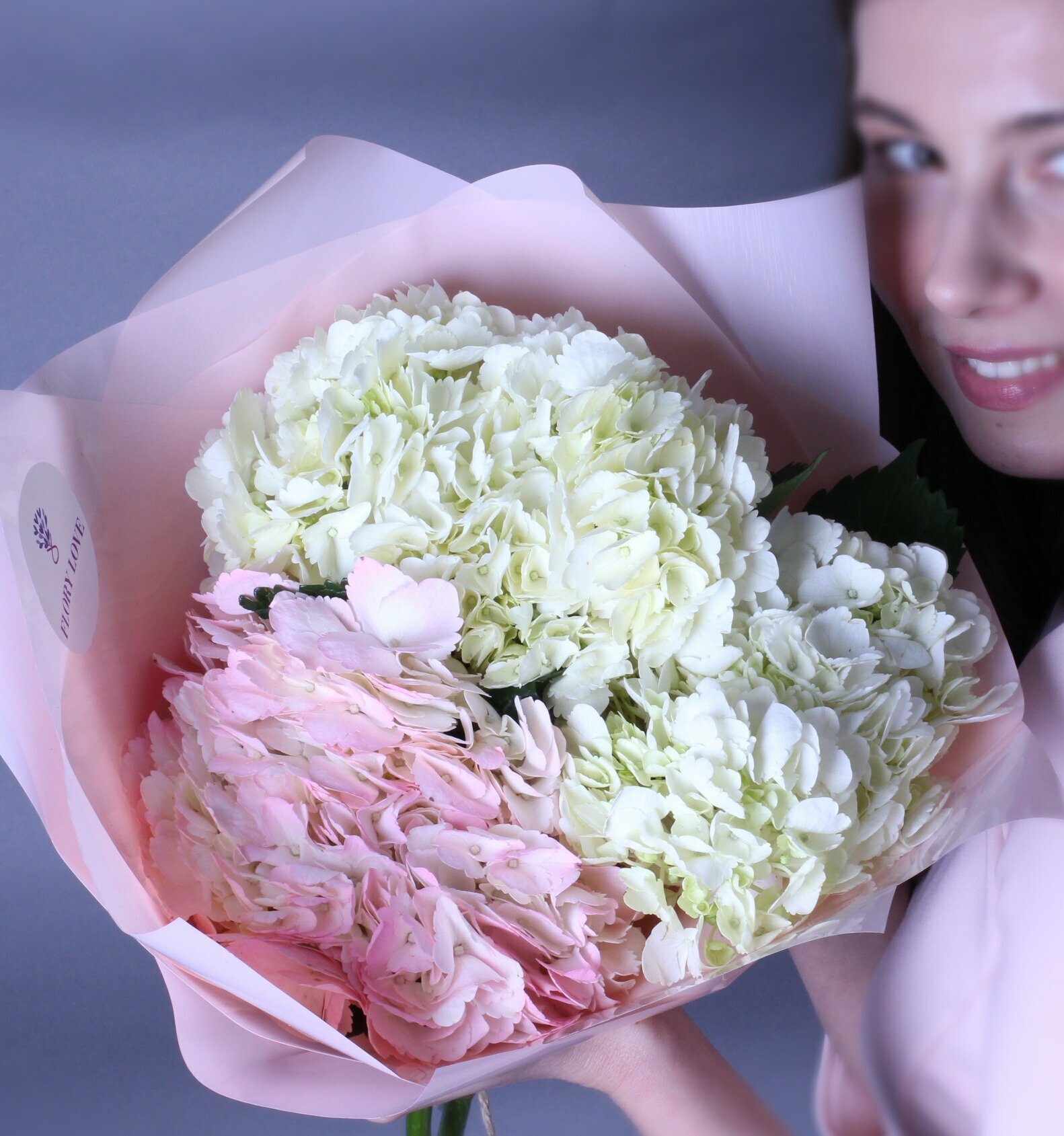 Букет из белой и розовой гортензии "Полет Флори", доставка в день заказа
