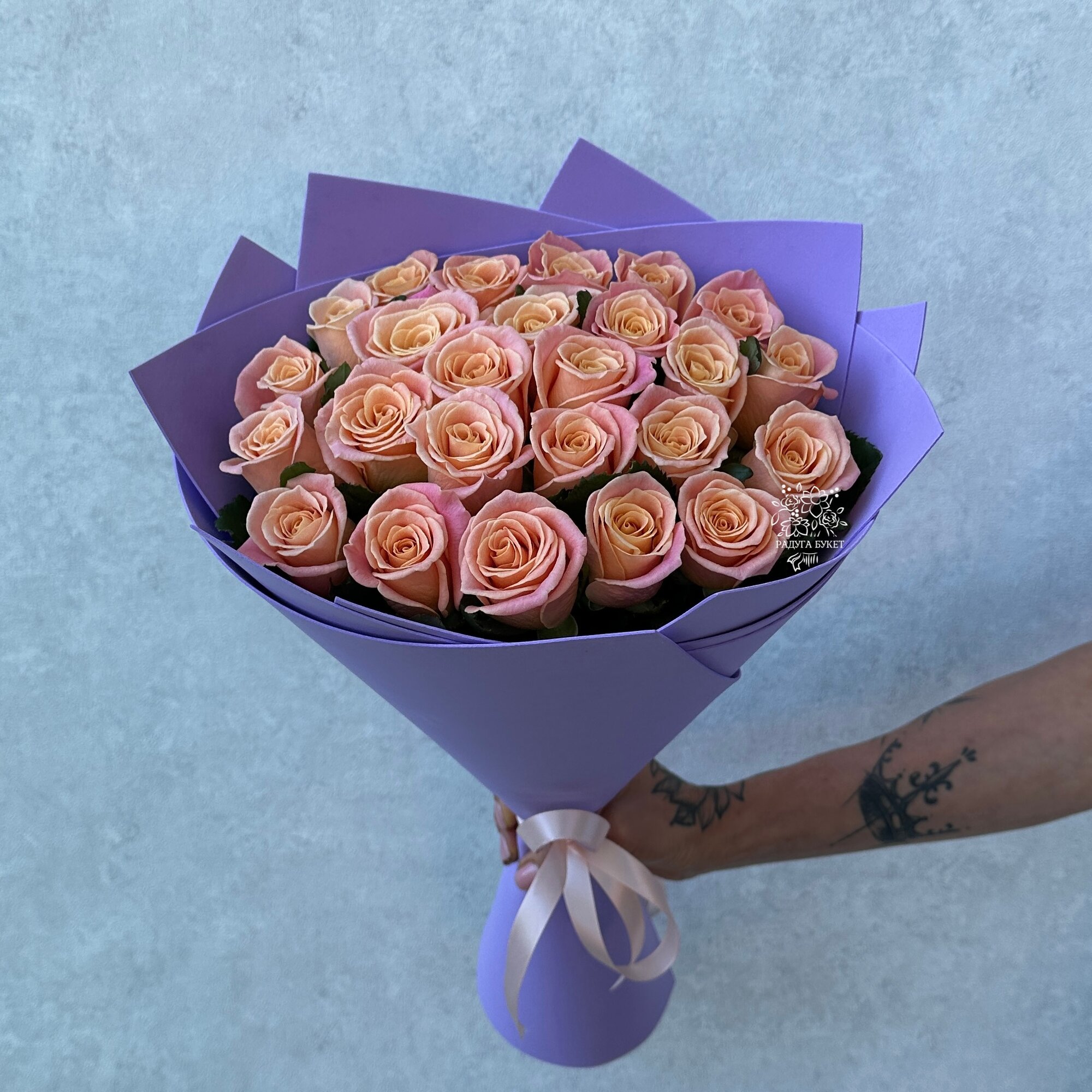 Букет живых цветов из 25 персиковых розы 50см "Мирра" в упаковке / Радуга Букет