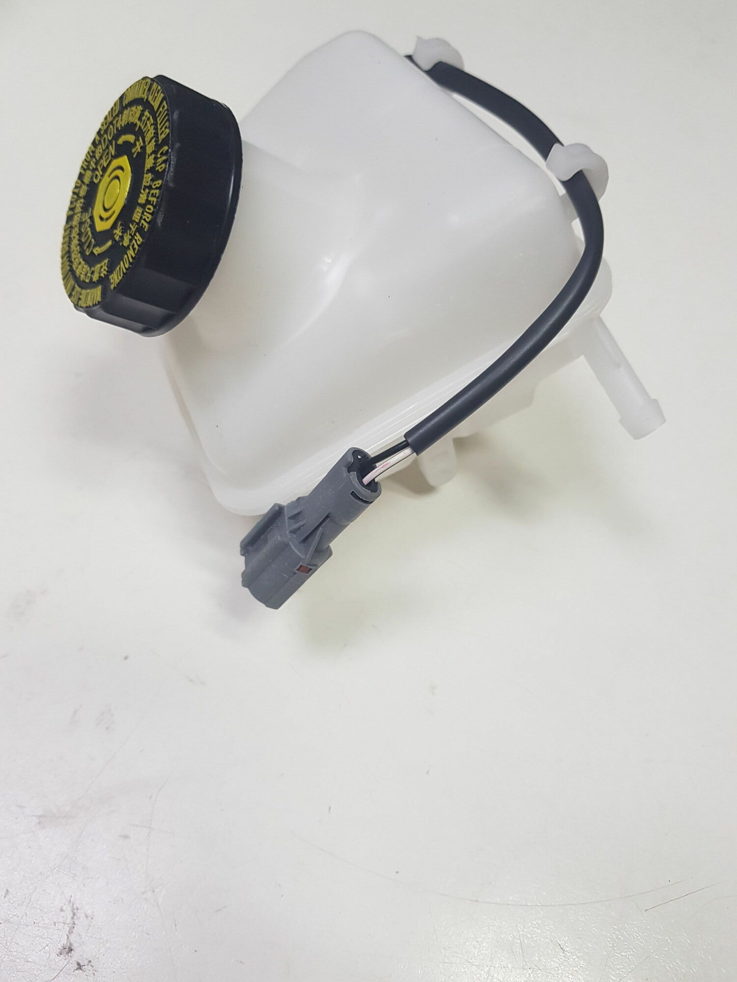 Бачок тормозной жидкости Chery Fora [1.6 16V 5MT седан] A213505110BA