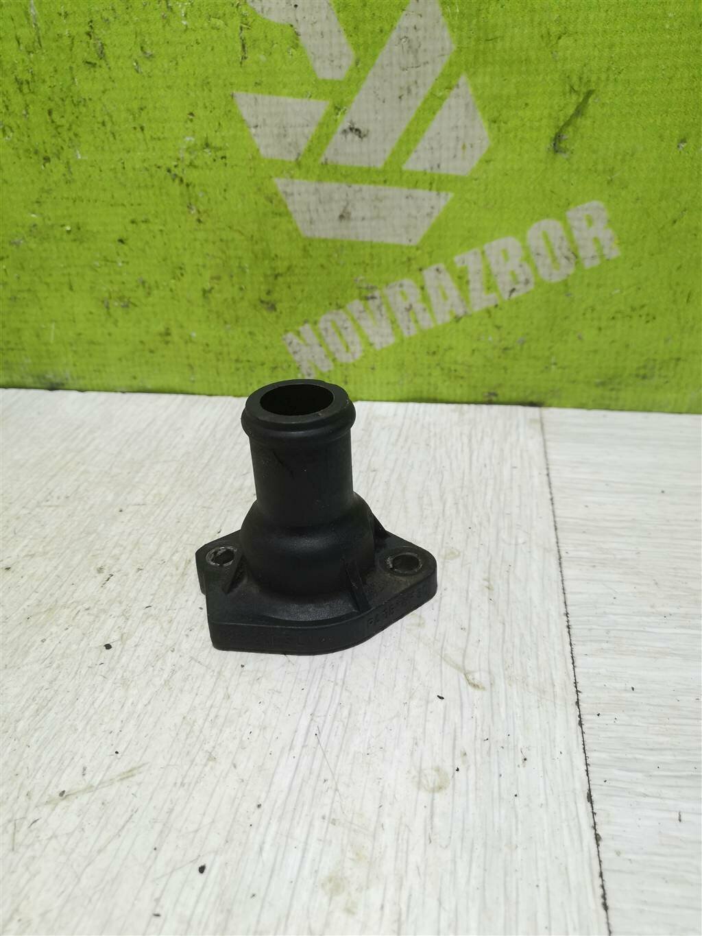 Фланец двигателя системы охлаждения VW Golf 3 Vento 91-97