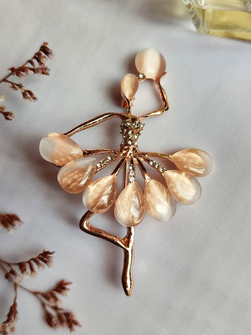 Брошь, стразы