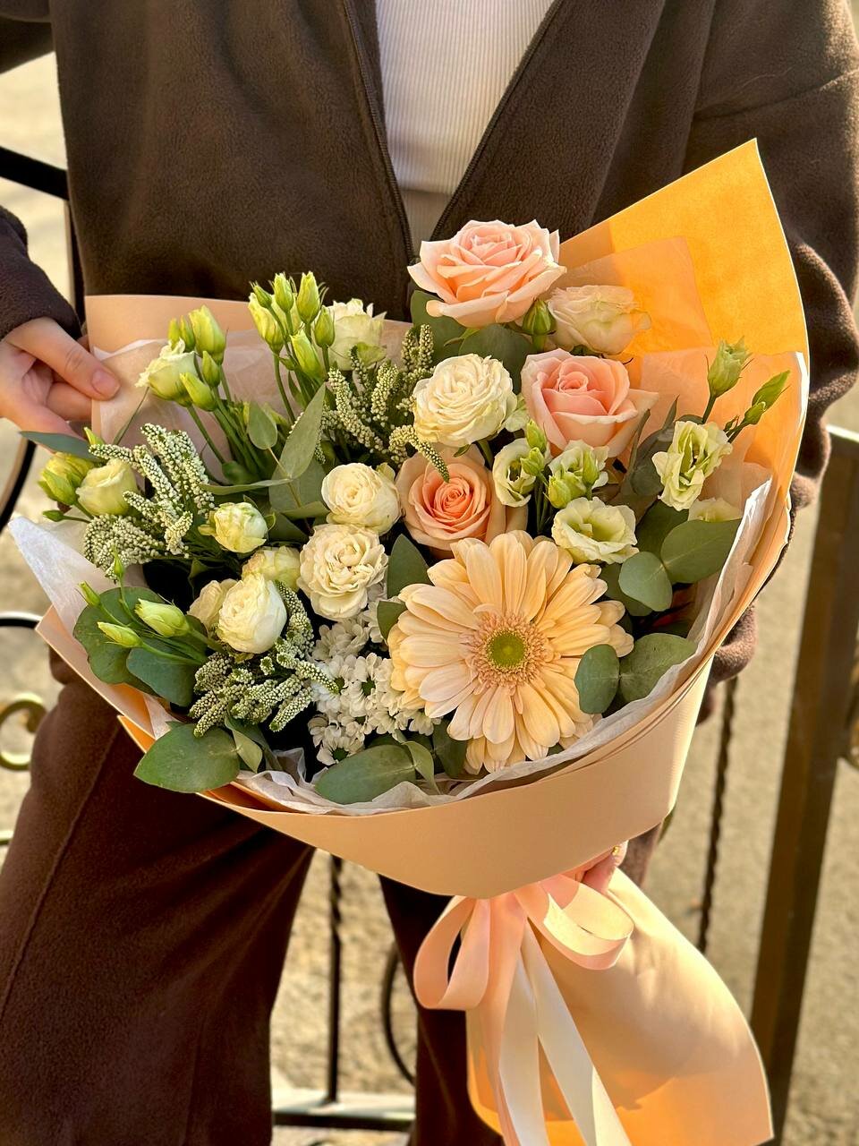 Букет Liana Flowers "Нежное Утро", эустома/гербера/роза/вероника, ветви эвкалипта