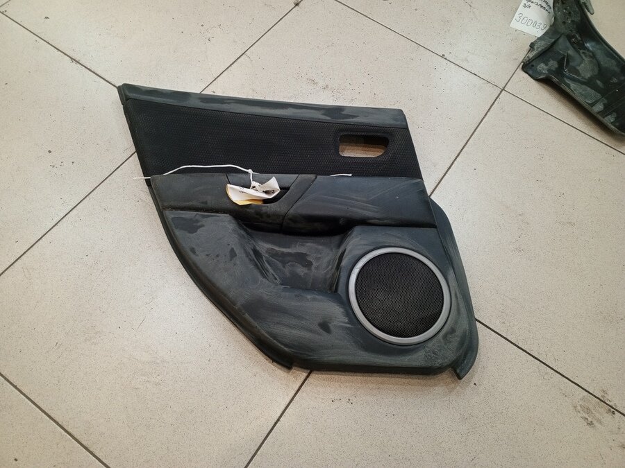 Обшивка двери задней левой от Mazda 3 bk 2003-2009