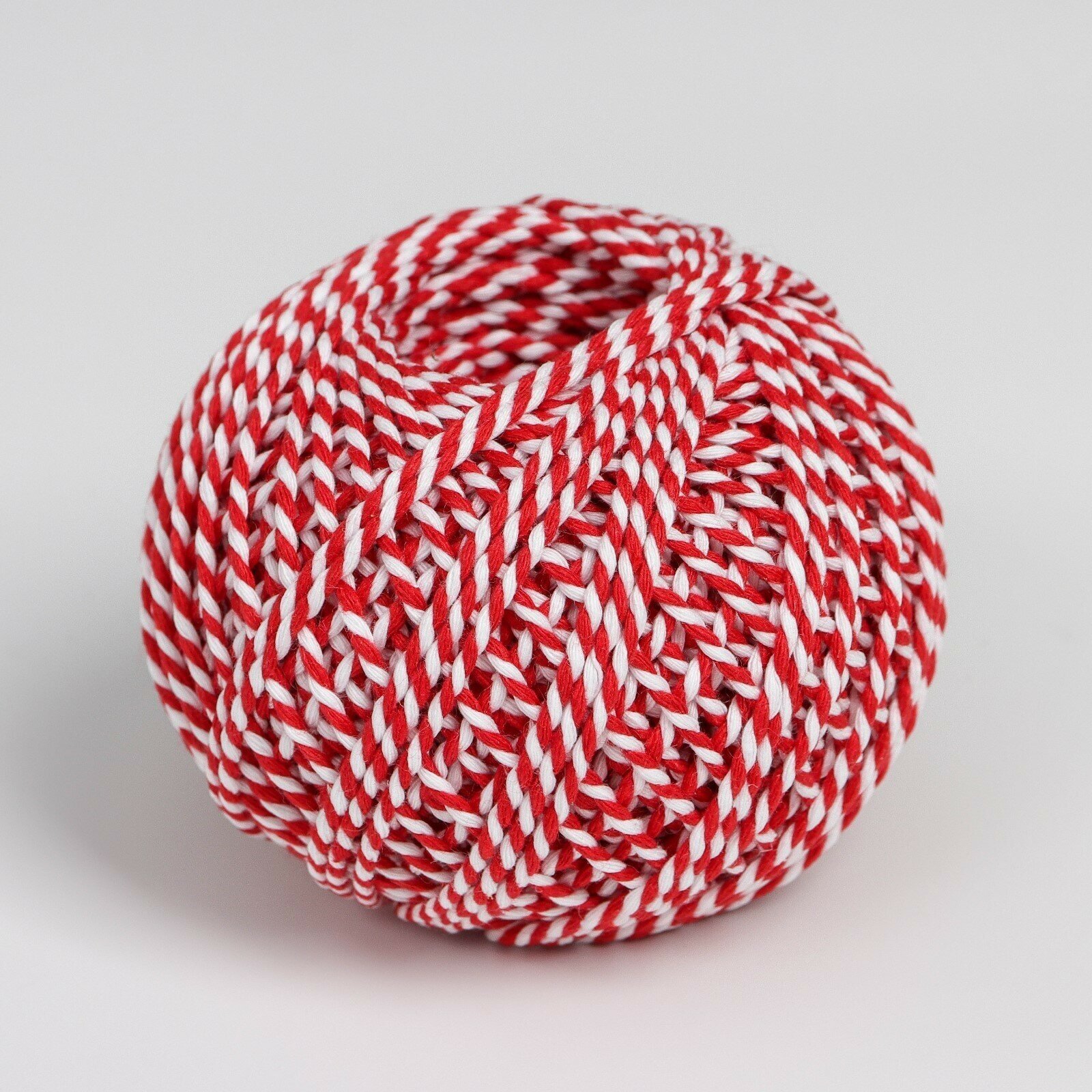 Шпагат хлопчатобумажный красно-белый, клубочек 60 метров, арт.3206