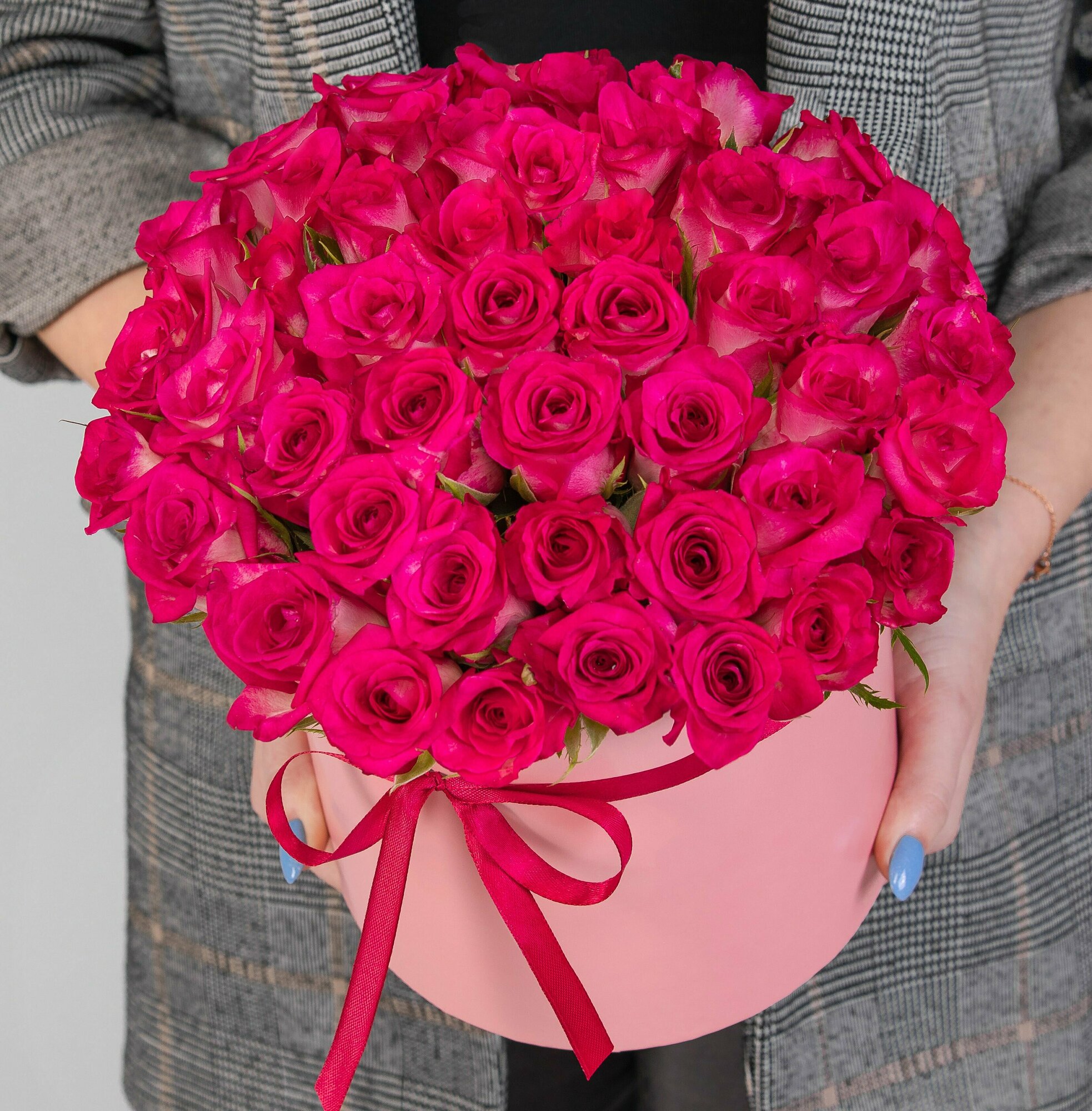 Композиция Мегацвет24 "Малиновая Роза", сборка в шляпной коробке, 51 цветок