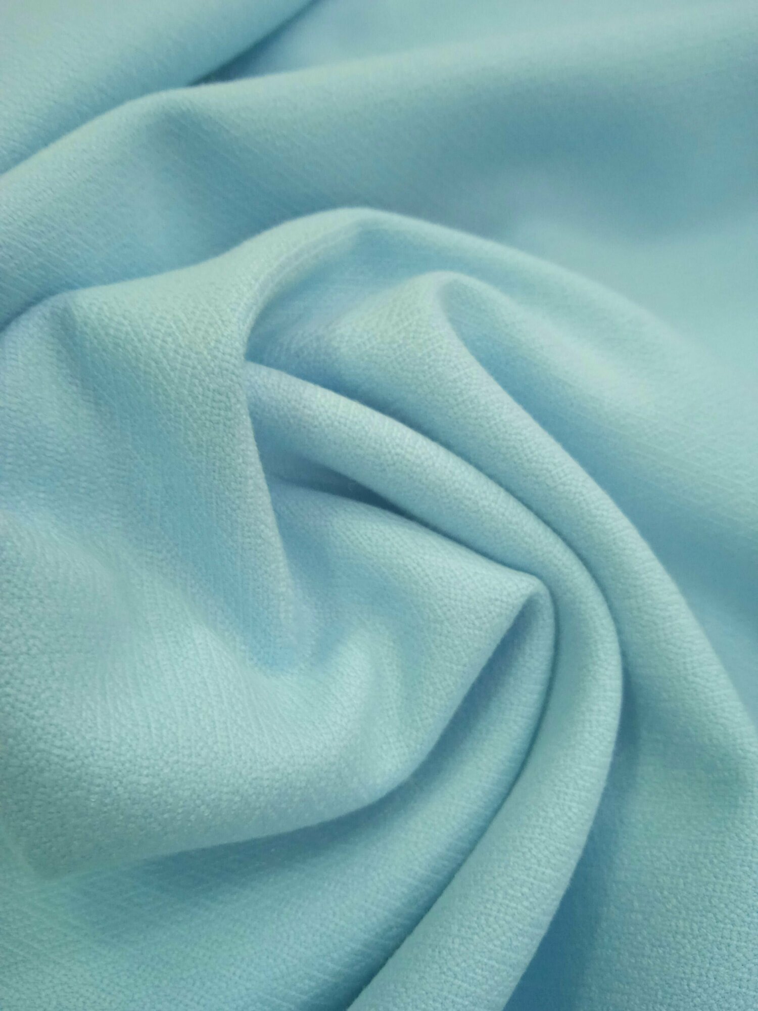 Ткань для шитья . Костюмная смесовая с выработкой ромбики . Цвет небесно-голубой,65%п/э,33% вискоза,2 % спандекс , Италия, отрез длина 1,15м*ширина 1,45м.