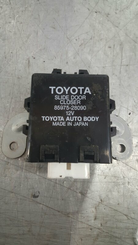 Блок управления дверьми Toyota Noah AZR65G 8597528090