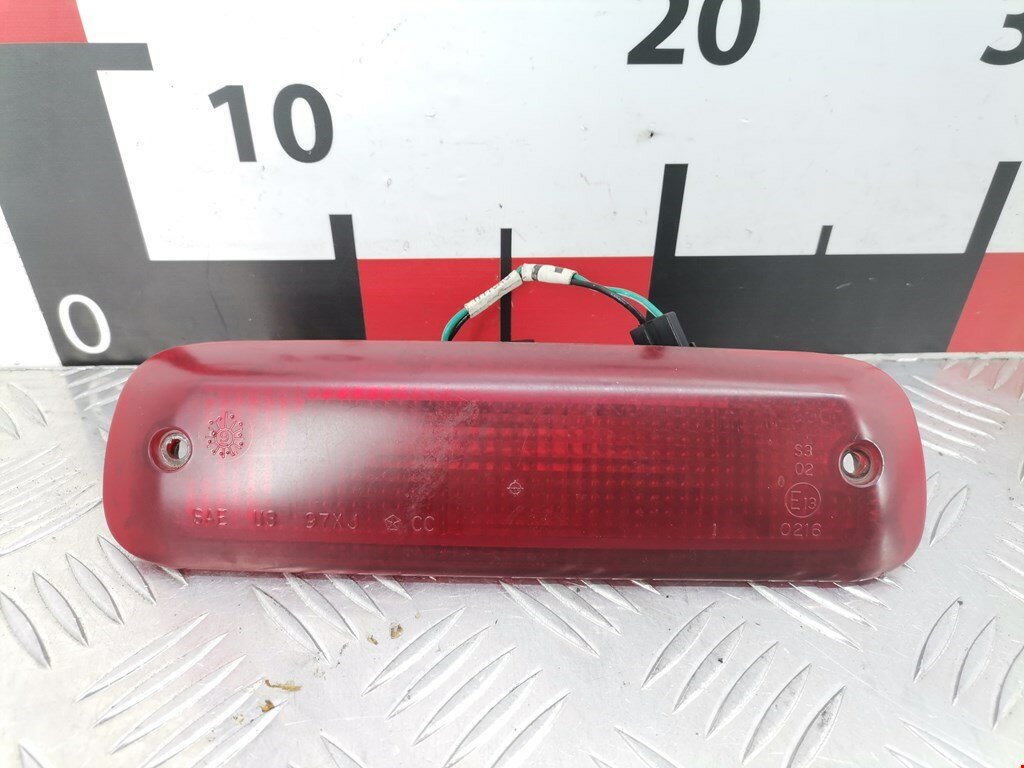 Фонарь дополнительный тормозной (стоп-сигнал) Jeep Cherokee 2 55155614AE арт. 1646158