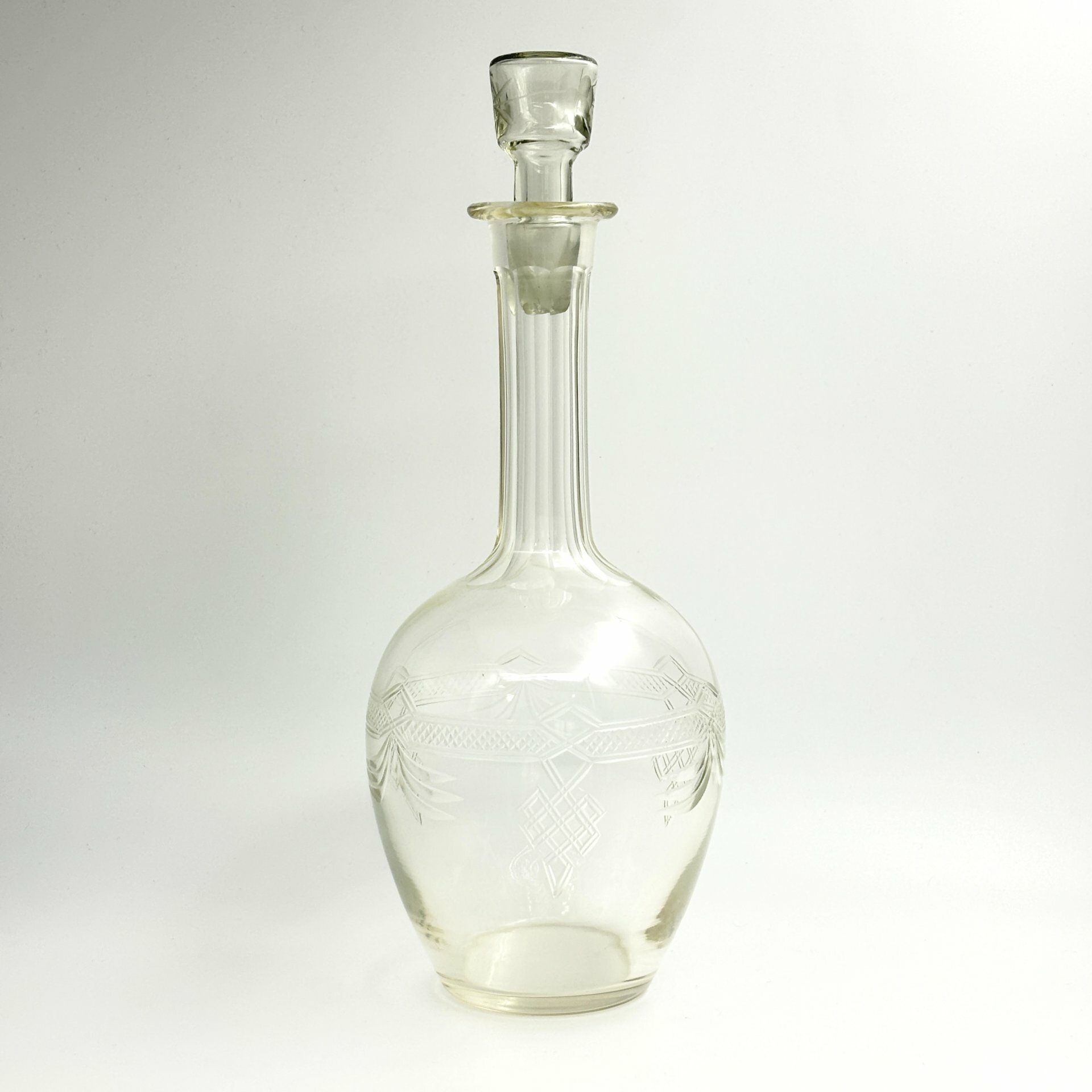 Штоф, декорированный орнаментом в виде гирлянды, стекло, алмазная грань, СССР