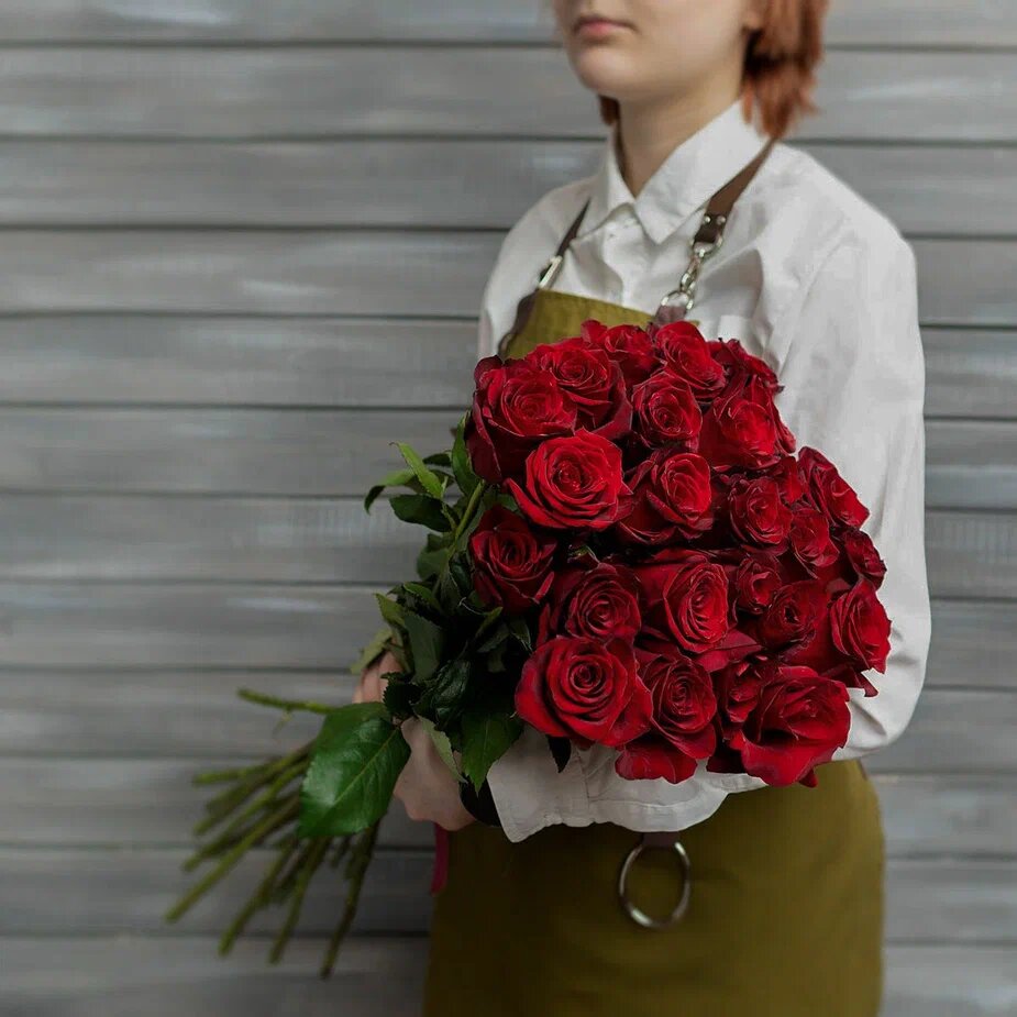 Букет живых цветов из 25 красных роз с лентой, Эквадор, 60 см