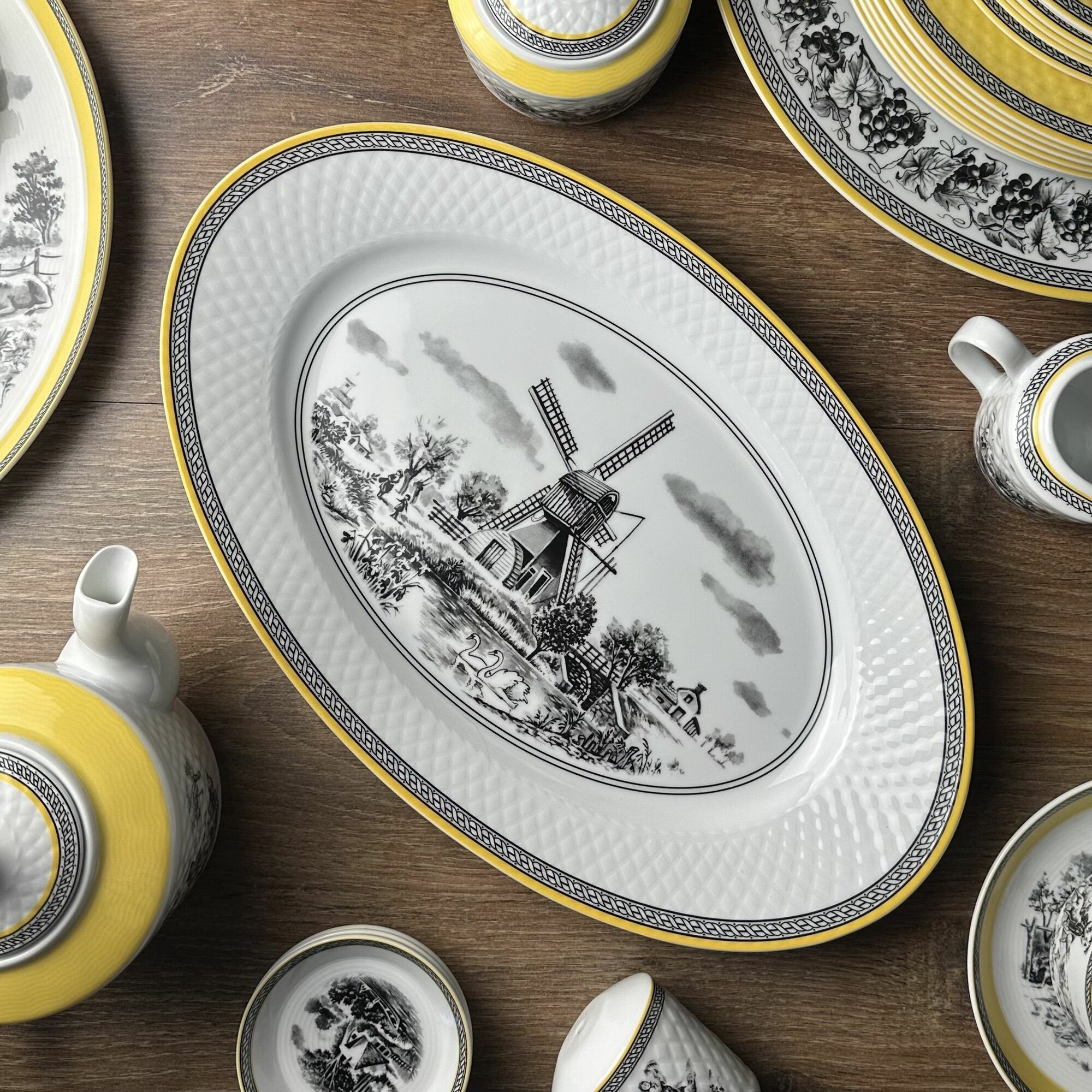 Сервировочное блюдо фарфоровое рифлёное овальное 38 см Вилладж Village