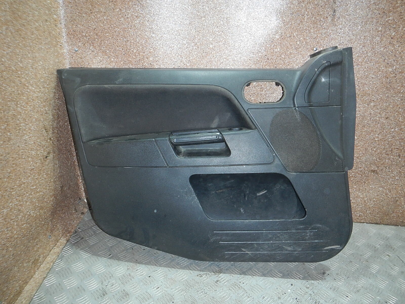 Б/У Обшивка двери передней левой, Ford (Форд)-FUSION (02-) FORD FUSION (02-12) царапины 249023 FORD арт. 1504766