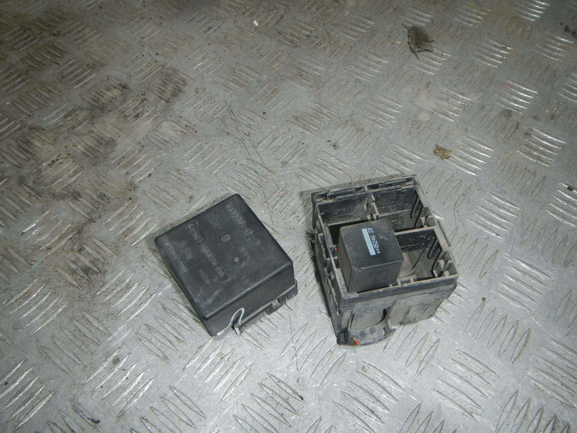 Б/У Блок предохранителей, Ford (Форд)-FUSION (02-12) FORD FUSION (02-12) Блок реле с крышкой(трещина 1 см. и сломано креп...