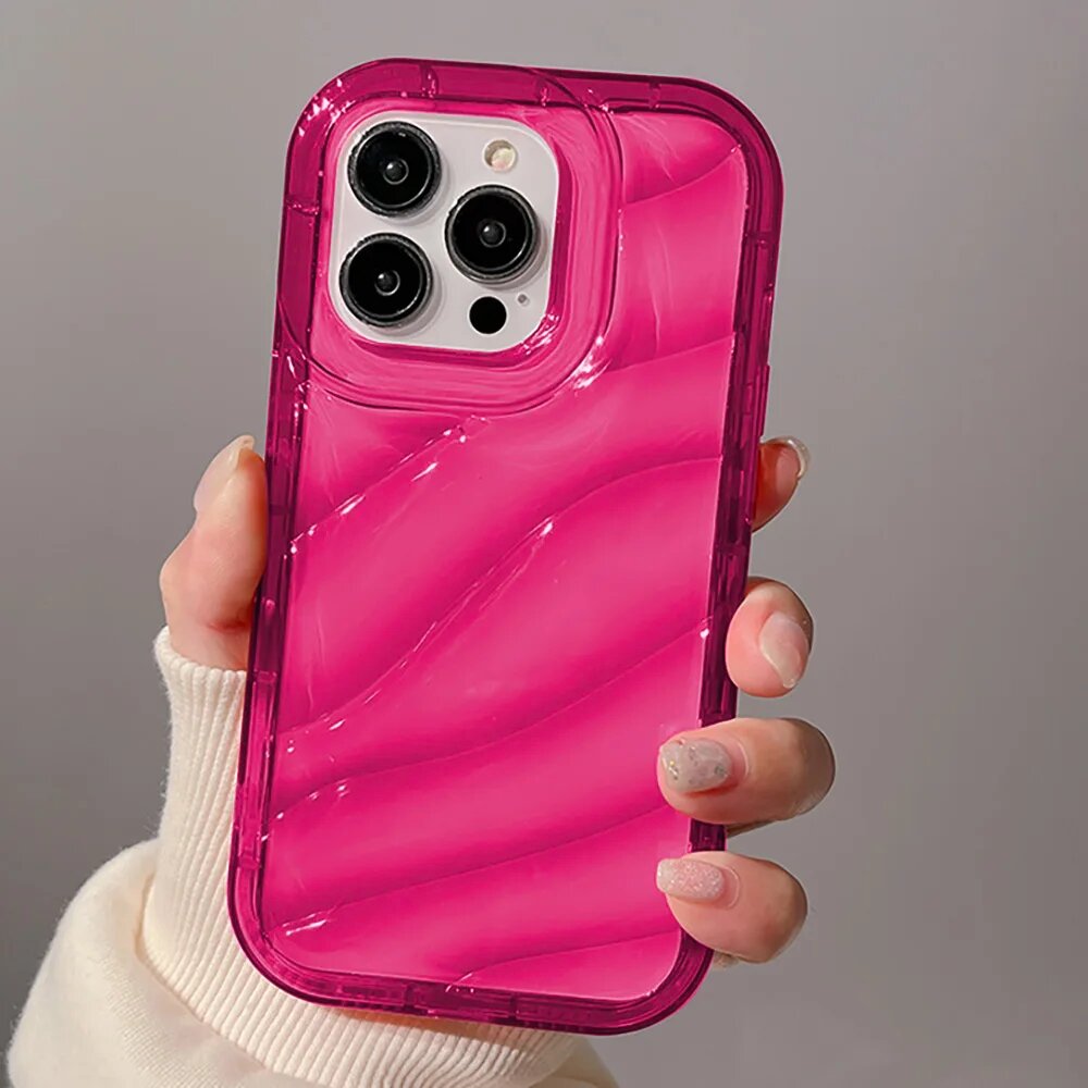 Розовый чехол для iPhone 15 с волнистой текстурой